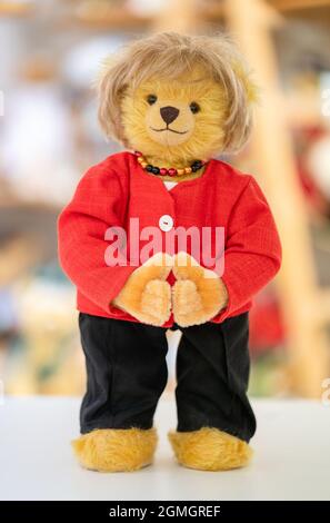 Coburg, Germany. 16th Sep, 2021. A Merkel teddy stands in the sample ...