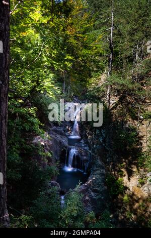 water stream running over rocks Stock Photo - Alamy