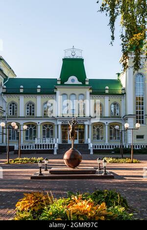 The facade of the building of the Oryol State Institute of Culture ...