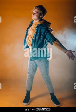 Contemporary dance artist practicing a dance routine Stock Photo - Alamy