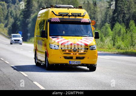 Mercedes-Benz van pilot vehicle at speed. Pilot or escort vehicles ...