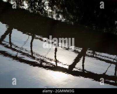 Oxford, England - 27 October 2019 This tubular truss footbridge over ...