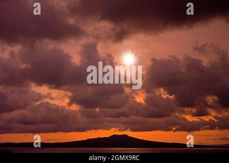 The dormant volcanic cone of Mount Rangitoto dominates Auckland Harbour ...