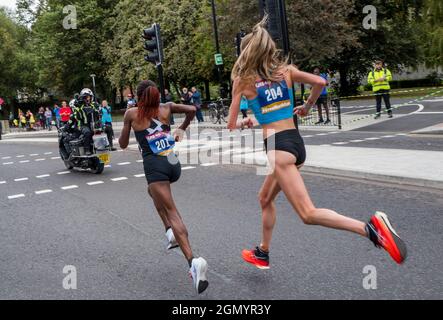 Elite runners Eilish MCColgan and Helen Obiri running in the 2021 Great ...