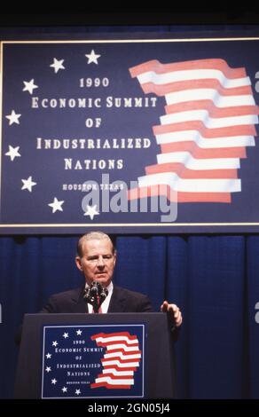 United States Secretary of State George P. Shultz answers reporter's ...