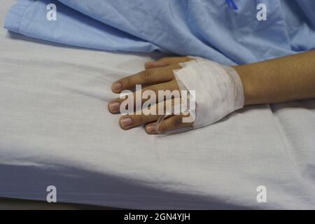 Hand receiving intravenous fluid directly into a vein Stock Photo - Alamy