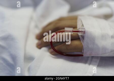 Hand receiving intravenous fluid directly into a vein Stock Photo - Alamy