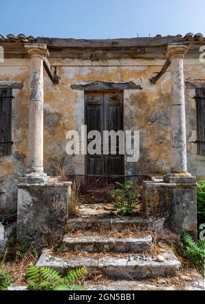 Cracks in damaged building pillars. Cracked concrete pillar of an old ...