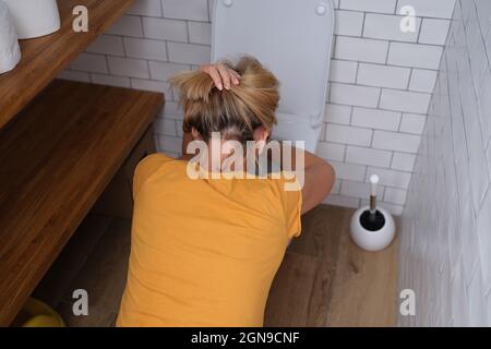 Young woman with food allergy in kitchen Stock Photo - Alamy