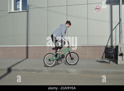Kovrov, Russia. 9 April 2017. Teen on BMX bike near the shopping center Rus Stock Photo - Alamy