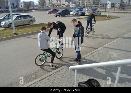Kovrov, Russia. 9 April 2017. Teens on BMX bikes near the shopping center Rus Stock Photo - Alamy