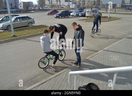 Kovrov, Russia. 9 April 2017. Teens on BMX bikes near the shopping center Rus Stock Photo - Alamy