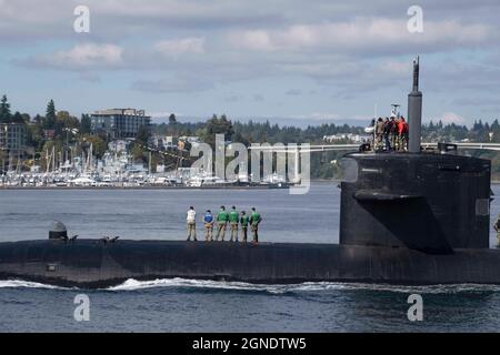 US Navy Sailors aboard the Los Angeles-class attack submarine USS ...