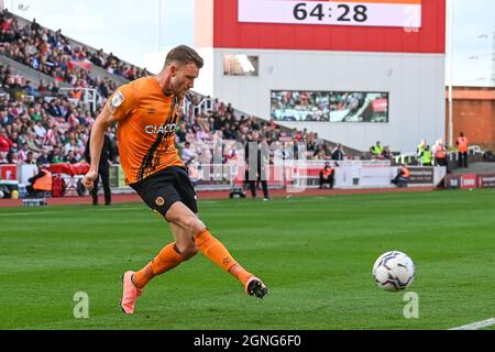 Callum Elder #3 of Hull City crosses the ball Stock Photo - Alamy