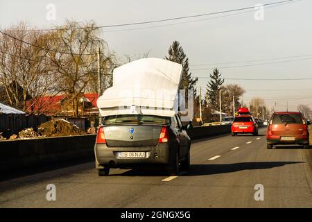 Mattress on car roof, Dacia Logan carrying mattresses on roof in ...