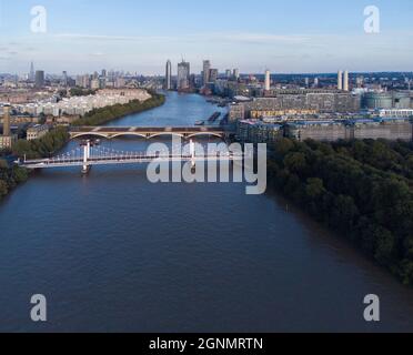 Chelsea Bridge towards Vauxhall Nine Elms and Pimlico, River thames ...