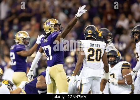 California wide receiver Taj Davis (9) is seen before an NCAA football ...