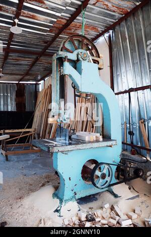 Lumber bandsaw store