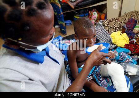 African hospital. Paediatric unit. Meal. Benin Stock Photo - Alamy