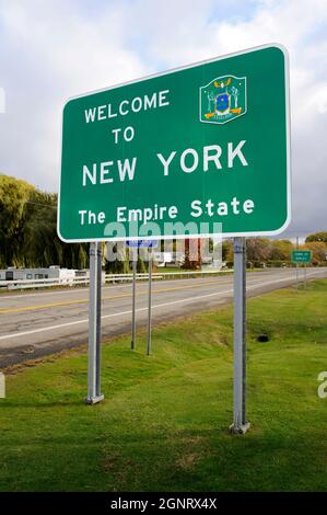 Welcome to New York State sign along highway Stock Photo - Alamy