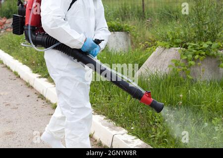 Man spraying insects outdoors. Pest control Stock Photo - Alamy