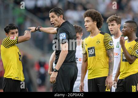 From left: Mahmoud Dahoud, referee Benjamin Brand, Nathaniel Brown ...