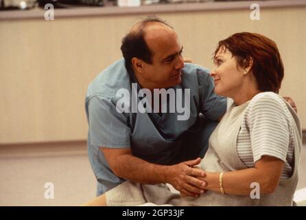 JUNIOR, from left, Danny DeVito, Arnold Schwarzenegger, 1994. ph. Bruce McBroom / © Universal ...