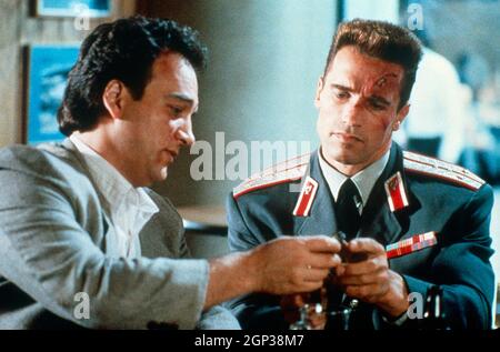 ARNOLD SCHWARZENEGGER, JAMES BELUSHI, RED HEAT, 1988 Stock Photo - Alamy