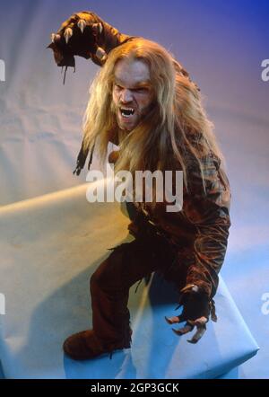 X-MEN (2000) TYLER MANE, SABRETOOTH, HALLE BERRY, STORM MENX 190 Stock ...