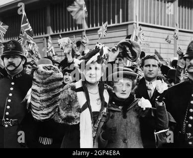 CAVALCADE, from left: Diana Wynyard, Irene Browne, Clive Brook, 1933 ...