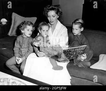 From left: Robert Cummings with wife Vivi Janiss, 1937 Stock Photo - Alamy