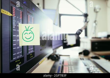 Feedback and motivation concept: Smiley Illustration at the working ...