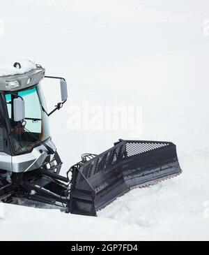 Piste machine (snow cat) - preparation ski slope Stock Photo - Alamy