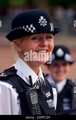 GREAT BRITAIN, LONDON, POLICE WOMAN IN LONDON STREETS Stock Photo - Alamy