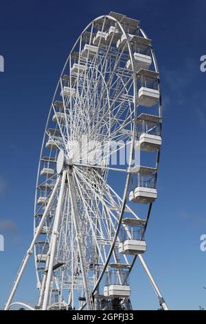 The Willen Observation Wheel at Willen Lake, Milton Keynes Stock Photo ...