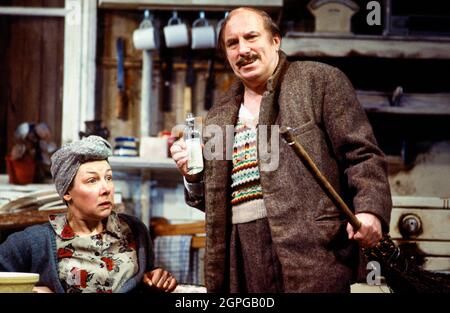 Felicity Palmer (The Mother), Norman Bailey (The Father) in HANSEL AND ...