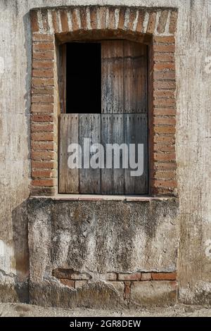 Roughed up and deteriorated facade with very rustic old Stock Photo - Alamy