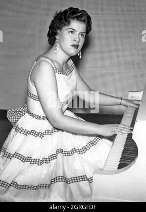 PATSY CLINE (1932-1963) Promotional photo of American singer about 1960 ...