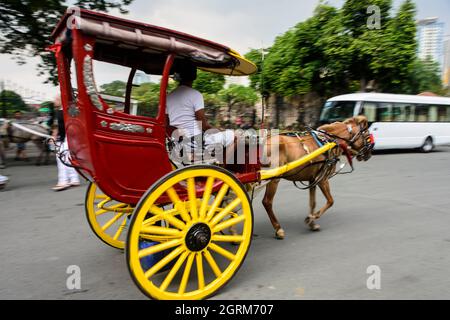 Philippines: Kalesa (horse-drawn carriage) in the Mestizo District ...