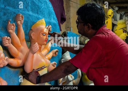 Kolkata, India. 01st Oct, 2021. An artist seen busy making final ...