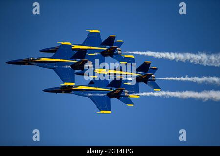 The Blue Angels perform the Diamond 360 maneuver Stock Photo - Alamy