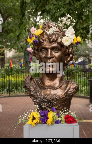 Marsha P Johnson transgender statue in Christopher Park in Stock Photo ...
