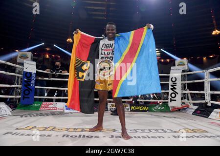 Munich, Germany. 02nd Oct, 2021. The kickboxers Marie Lang (l) and Ilda ...