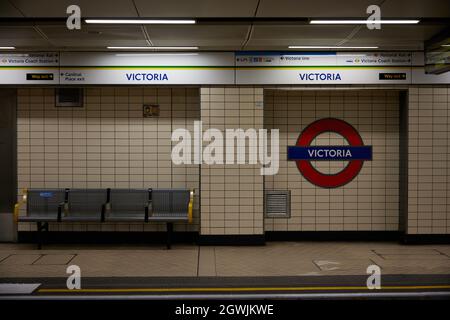 Interior view of a platform and the logo of Victoria Station Stock ...
