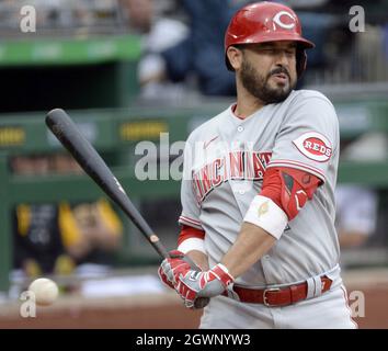 Cincinnati Reds third baseman Eugenio Suarez (7) dives into the stands ...