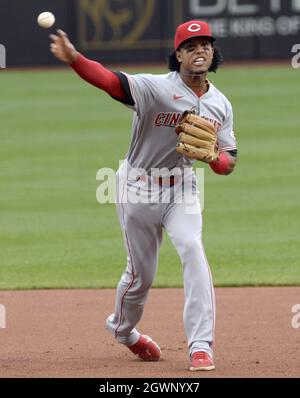 Cincinnati Reds third baseman Jonathan India (6) signs autographs prior ...