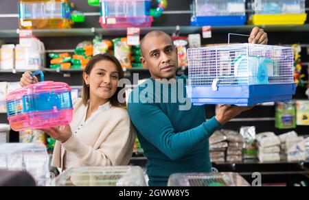 Couple shopping for cage for small animal Stock Photo - Alamy