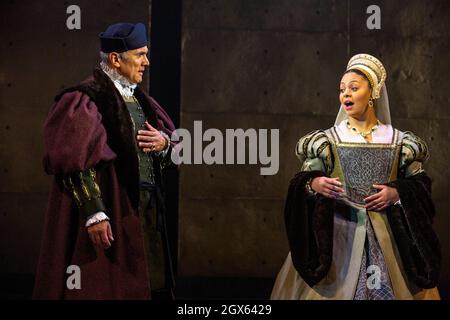 Ben Miles (Thomas Cromwell), Aurora Dawson-Hunte (Elizabeth Seymour) in ...