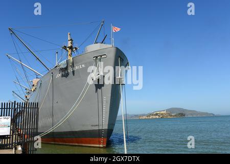 SS Jeremiah O'Brien WWII Liberty ship cruising on San Francisco Bay for ...
