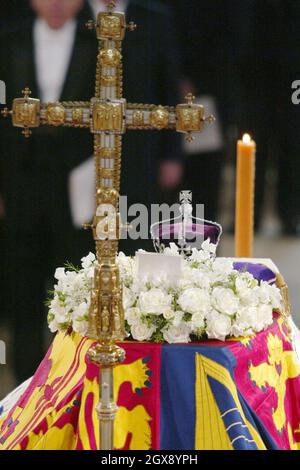 The Queen Mother's coffin laying in state in Westminster Abbey, London ...